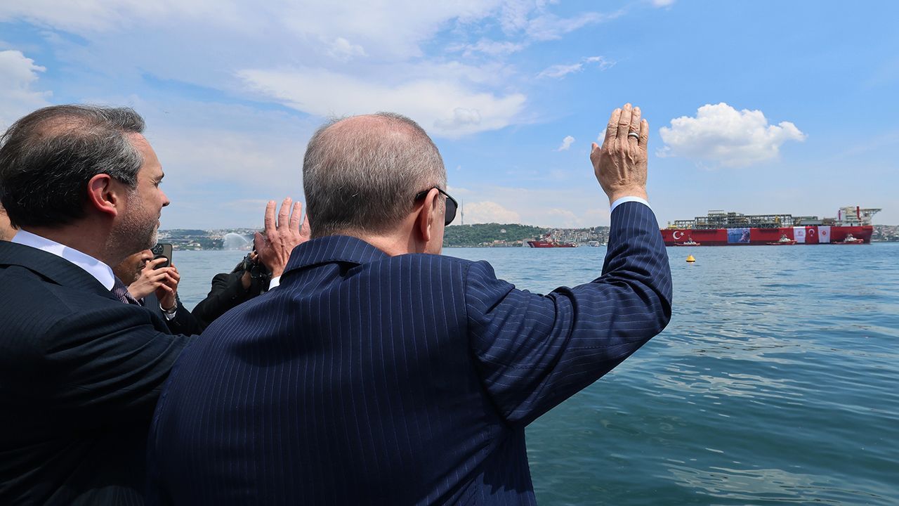 "عثمان غازي" تعبر البوسفور في يوم تاريخي لإسطنبول و أردوغان يلوح مودعاً
